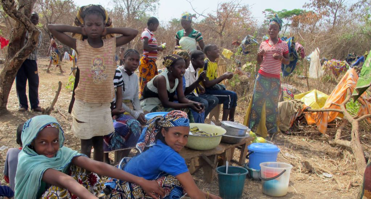 Cameroun : Des réfugiés et des résidents locaux se nourrissent en ...